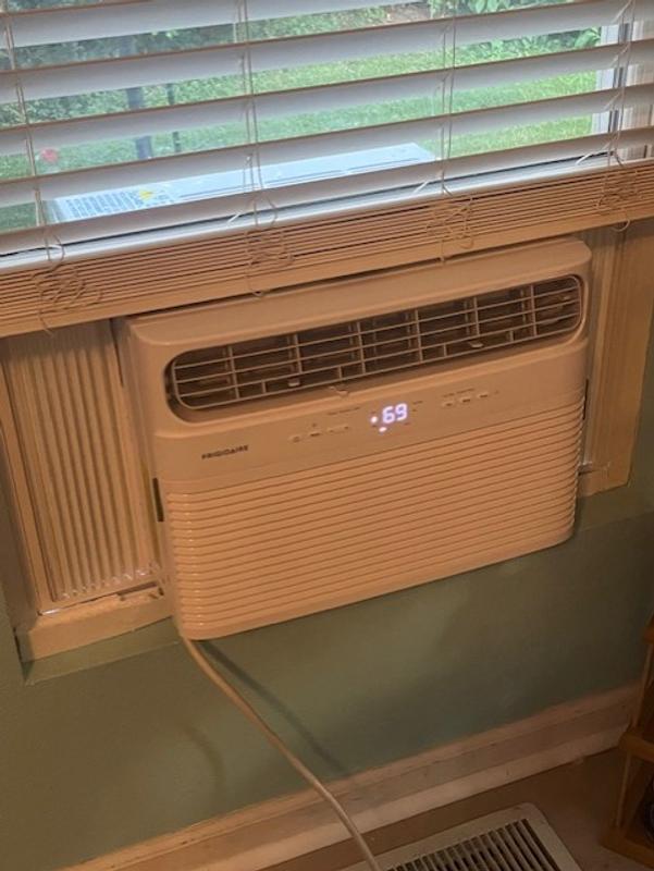 Frigidaire 350-sq ft Window Air Conditioner with Heater with Remote ...