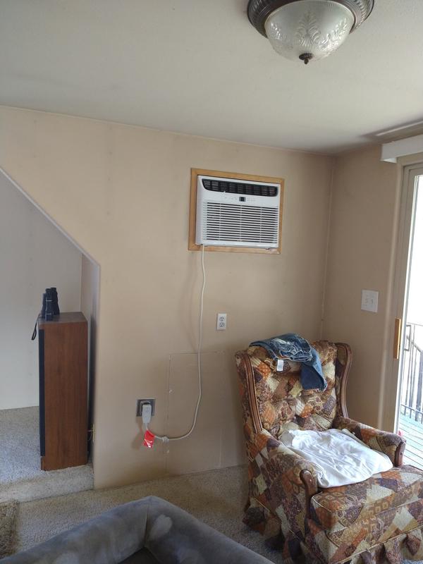 Frigidaire 1050-sq ft Window Air Conditioner with Heater with Remote ...