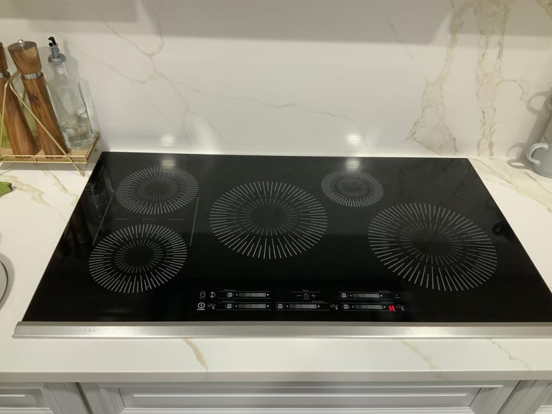Frigidaire Gallery 36-in 5 Burners Black Induction Cooktop with Bridge ...