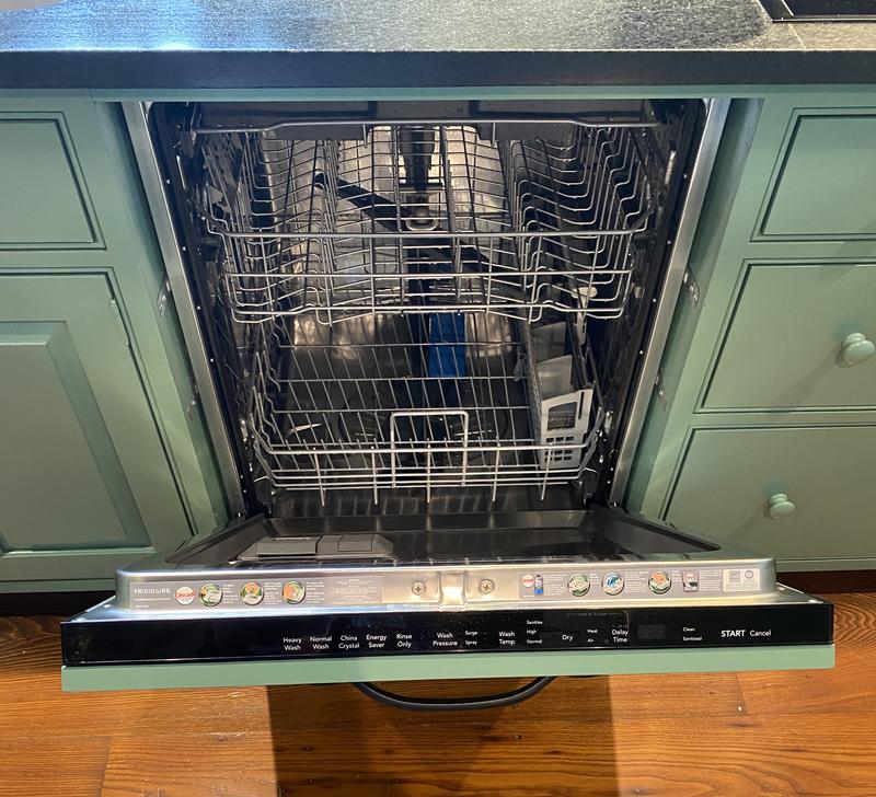Frigidaire 24-in Top Control Built-In Dishwasher With Third Rack ...