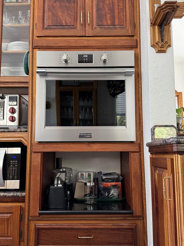 Frigidaire Professional 30-in Single Electric Wall Oven with Air Fry ...