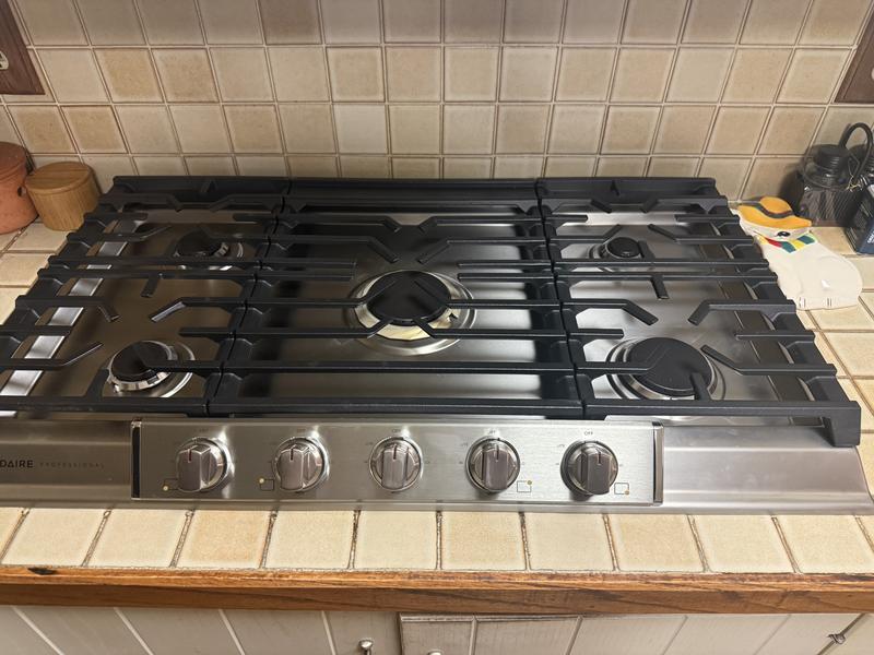 Frigidaire Professional 36-in 5 Burners Stainless Steel Gas Cooktop ...