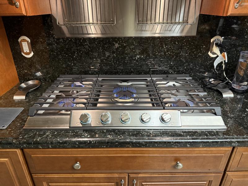 Frigidaire Professional 36-in 5 Burners Stainless Steel Gas Cooktop ...