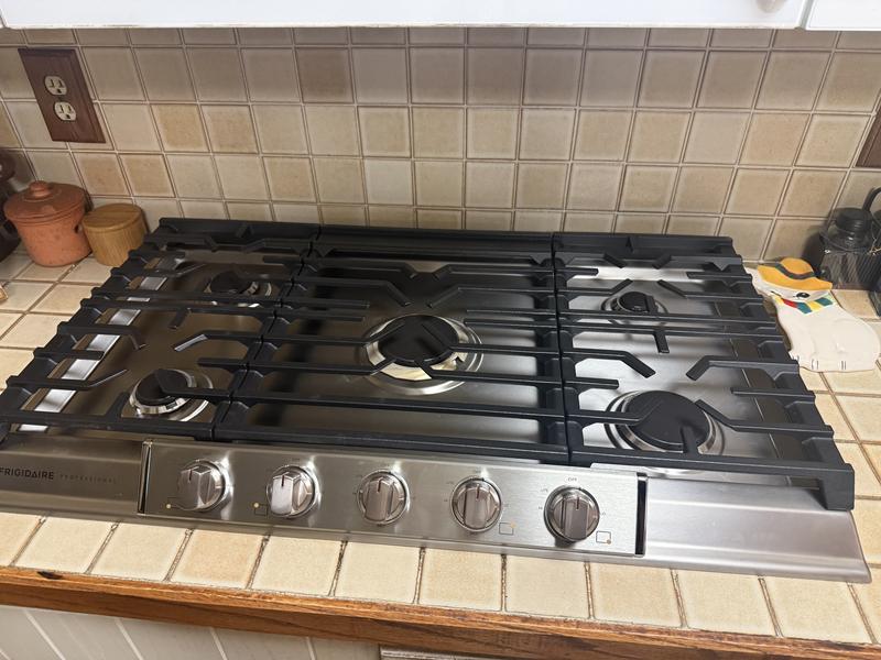 Frigidaire Professional 36-in 5 Burners Stainless Steel Gas Cooktop ...
