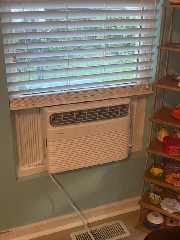 Frigidaire 350-sq ft Window Air Conditioner with Heater with Remote ...