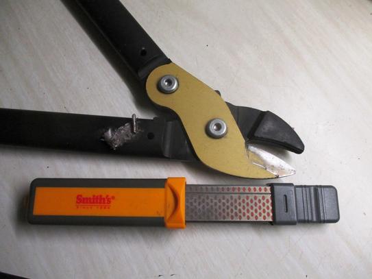 Fiskars PowerGear Hybrid Pruner Lopper Tool, 1-1/4 in. Cut Capacity ...