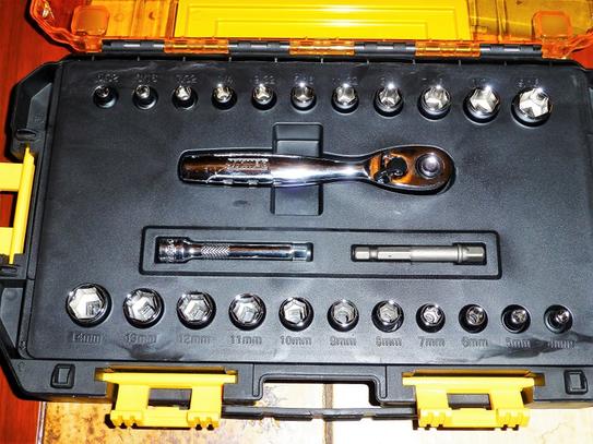 DEWALT 1/4 in. Drive SAE and Metric Ratchet and Socket Set (25-Piece ...