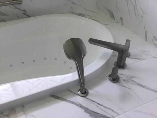 Universal Tubs Agate 71.25 in. L x 35.8 in. W Acrylic Flatbottom Air ...