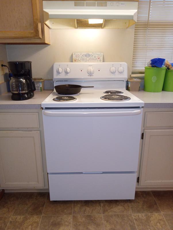 Hotpoint 30-in 4 Burners 5-cu ft Freestanding Electric Range (White ...
