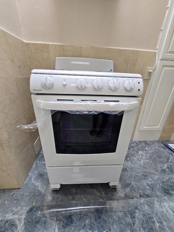 Hotpoint 24-in 4 Burners 2.9-cu ft Freestanding Electric Range (White ...