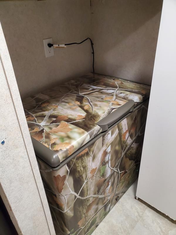 Hotpoint 8.8 Cu Ft Manual Defrost Camo Chest Freezer in the Chest ...