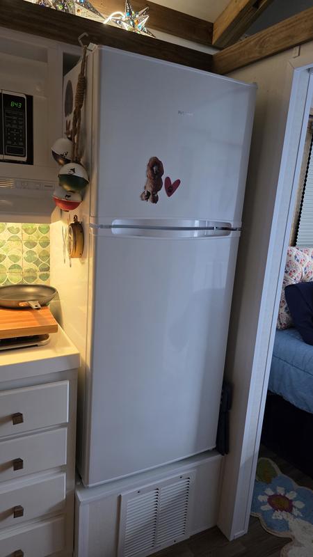 Hotpoint 9.7-cu ft Counter-depth Top-Freezer Refrigerator (White ...