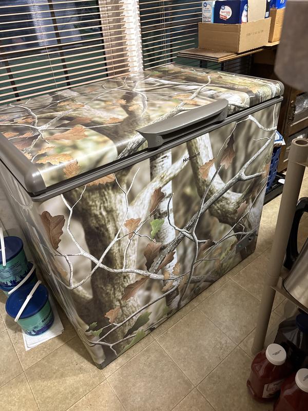 Hotpoint 8.8 Cu Ft Manual Defrost Camo Chest Freezer in the Chest ...