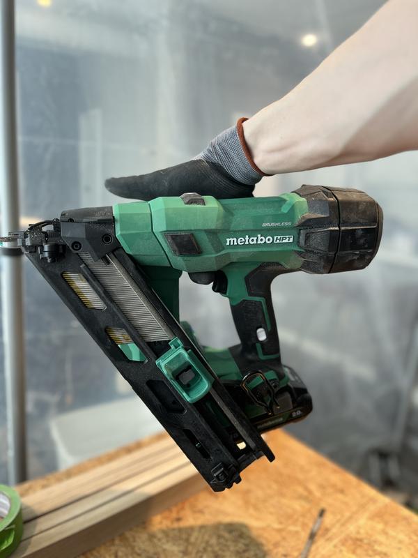 Metabo HPT 2-1/2-in 15 -Gauge Cordless Angled Finish Nailer ( Battery ...