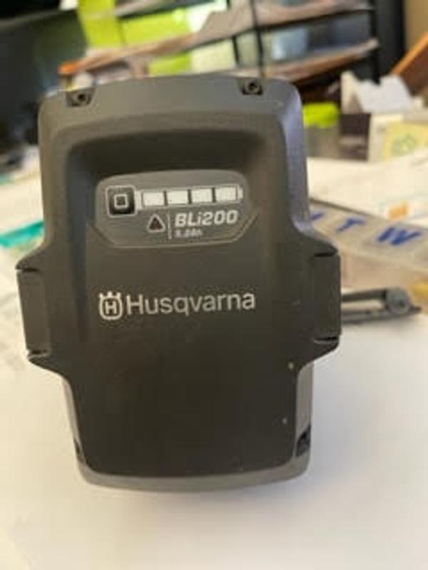 Husqvarna Bli200 40 -Volt, 5 Ah 1 -Pack Lithium Ion (Li-ion) Battery at ...