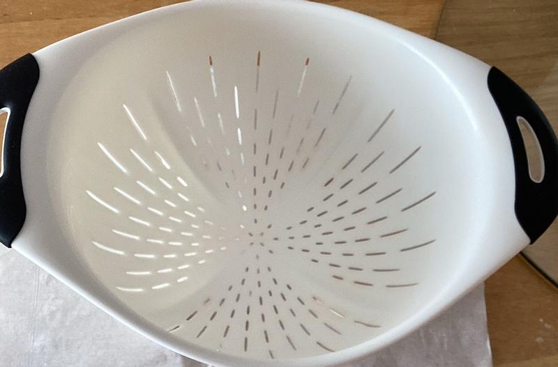 OXO Good Grips 3 Quart Plastic Colander for Effortless Drainage and ...