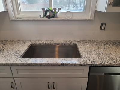 allen + roth River Stone Quartz Off-white Kitchen Countertop SAMPLE (4 ...