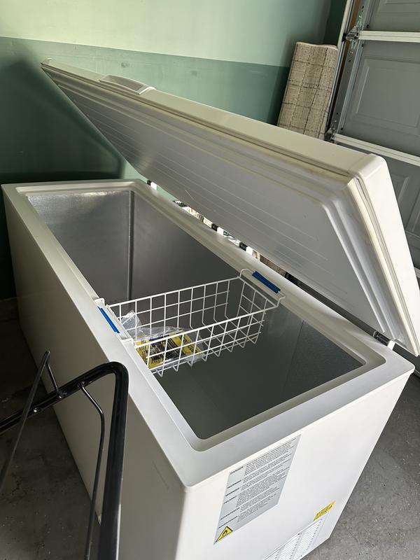 Highland 5-cu ft Manual Defrost Chest Freezer (Black/Camo Sticker) BD ...