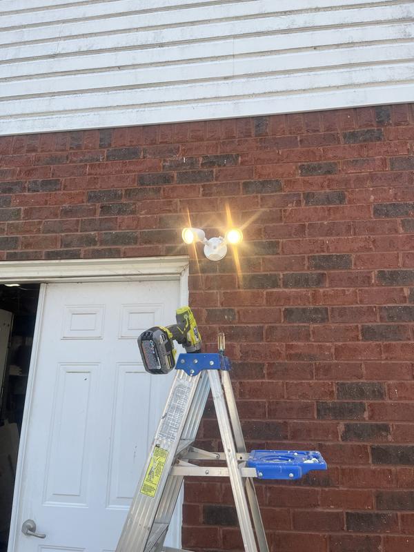 Hubbell Bell 250-Watt EQ LED White 2-Head Switch-Controlled Flood Light ...