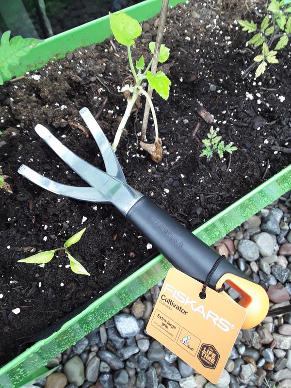 Fiskars 6-in Steel Hand Tiller 370720-4002 at Lowes.com