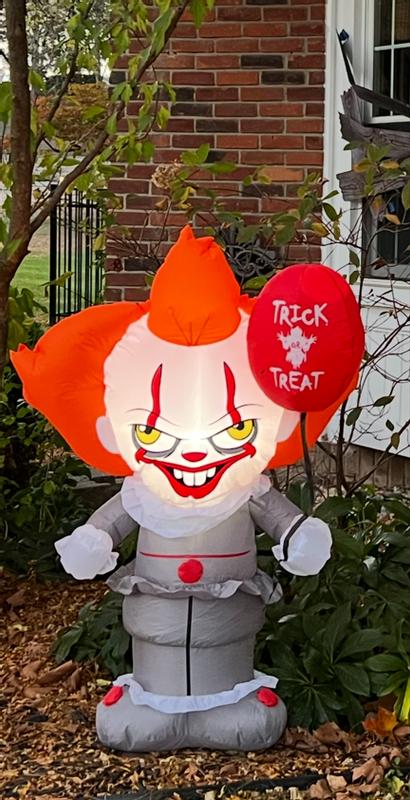 Warner Brothers 4-ft Pennywise the Clown with Balloon Inflatable in the ...