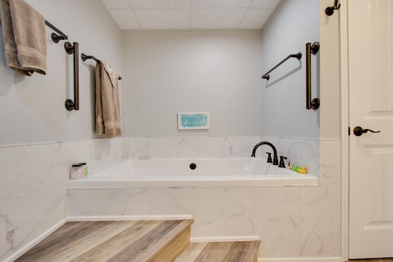 Laurel Mountain Farrell 5 41.5-in x 71.25-in White Acrylic Drop-In ...