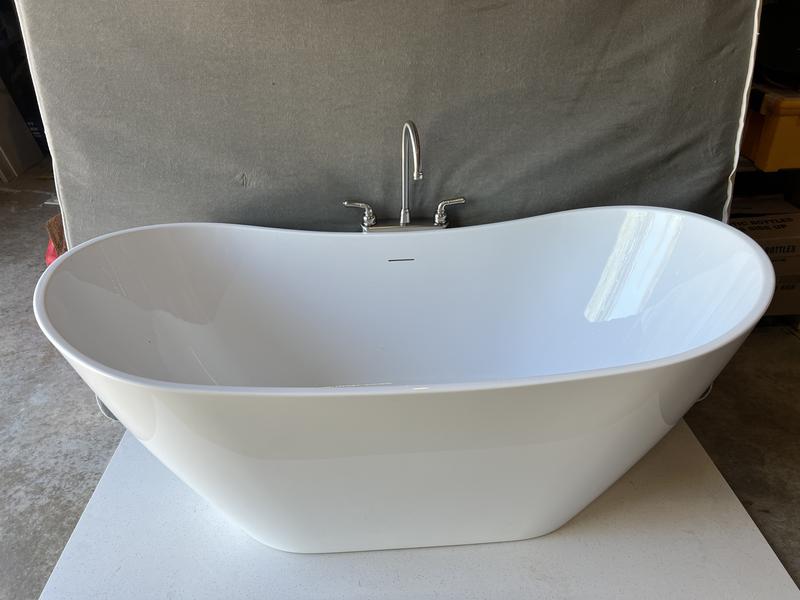 MAAX Mahaba 29-in x 67-in White Acrylic Oval Freestanding Soaking ...