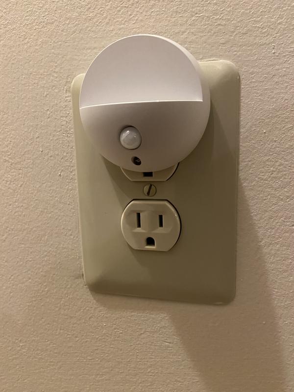 Utilitech White LED Motion Sensor Auto On/Off Night Light NL-CIRC-PI2-1 ...