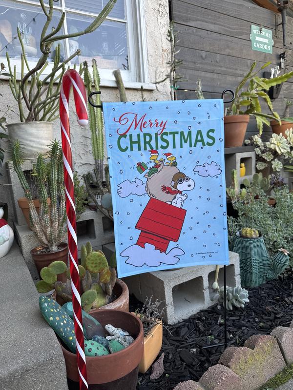 Peanuts 1.04-ft W x 1.5-ft H Christmas Garden flag Kit in the ...