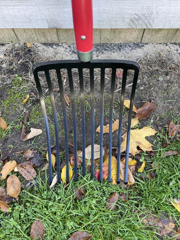 Razor-Back 30-in L Wood-Handle Steel Mulch Fork 76107 at Lowes.com