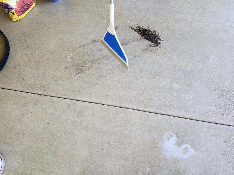 Helio AIR Broom 12-in Plastic Multi-surface Angle with dustpan Upright ...