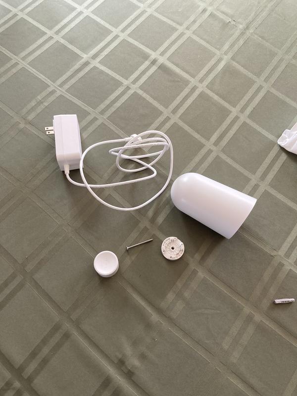 Philips Hue Security Indoor/Outdoor 1-Camera 1080P Battery-operated ...