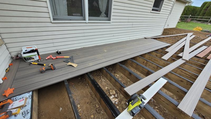 Trex Enhance Naturals 1-in x 6-in x 16-ft Rocky Harbor Square/Scalloped ...
