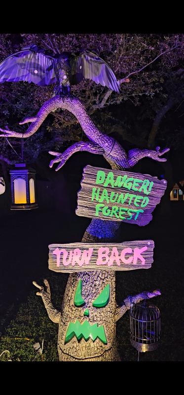 Haunted Living 7.0-ft Freestanding Screeching Lighted Tree Animatronic ...