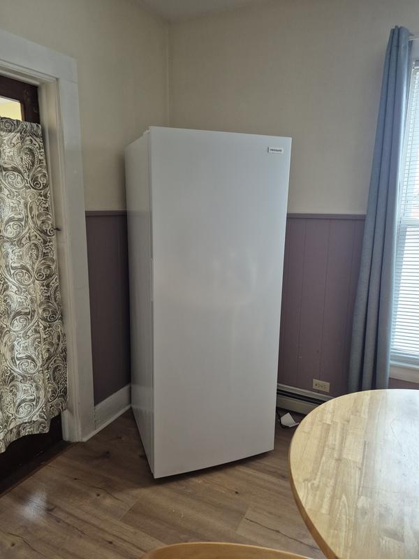 Frigidaire 18-cu ft Frost-free Upright Freezer (White) FFFU18F2VW at ...