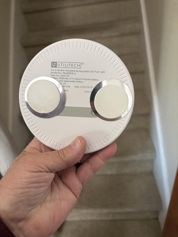 Utilitech Full Spectrum Battery Powered LED Puck Light with Remote in ...