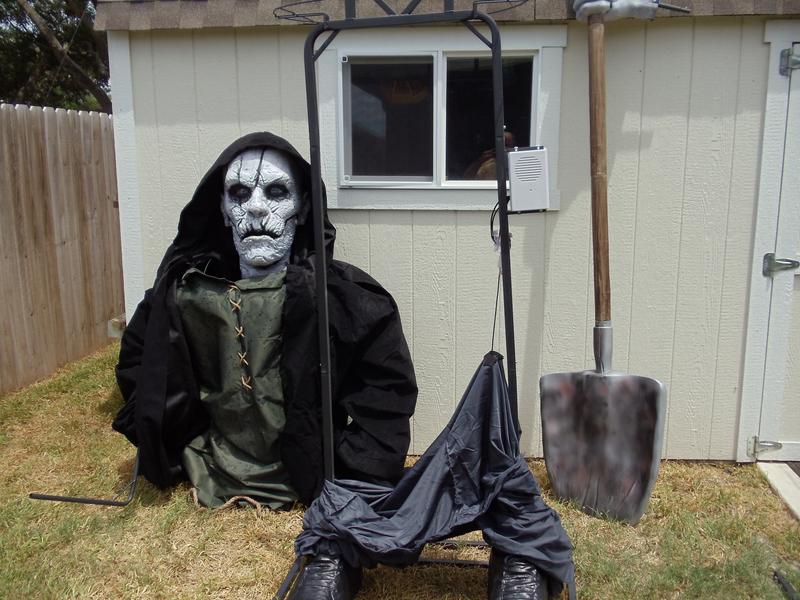 Haunted Living 12-ft Talking LED Bone Collector Animatronic 61179 at ...