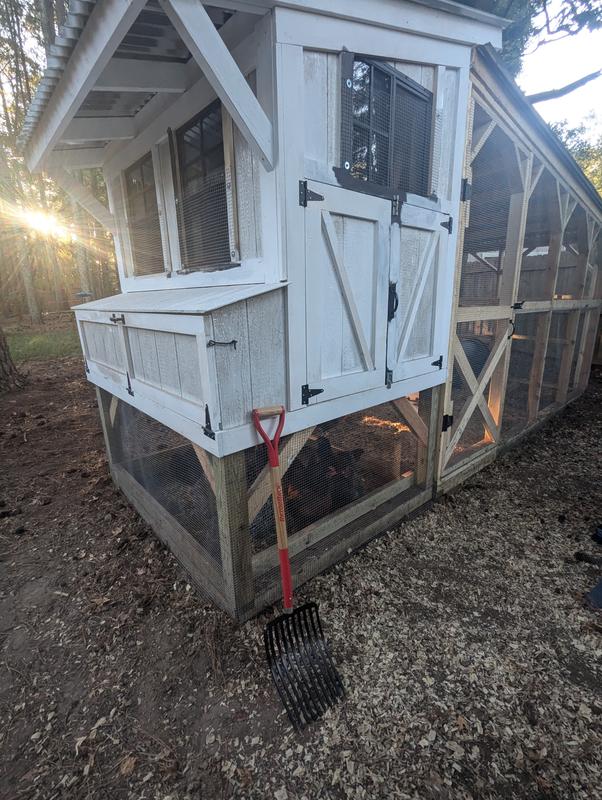 Razor-Back 30-in L Wood-Handle Steel Mulch Fork 76107 at Lowes.com