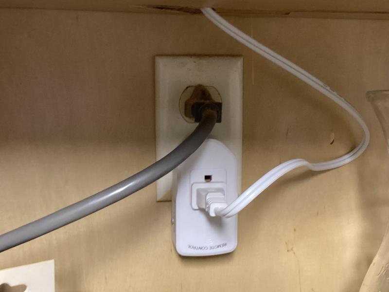 Utilitech Puck Light 3-Pack 2.75 Plug LED Under Cabinet Light Bar Light ...