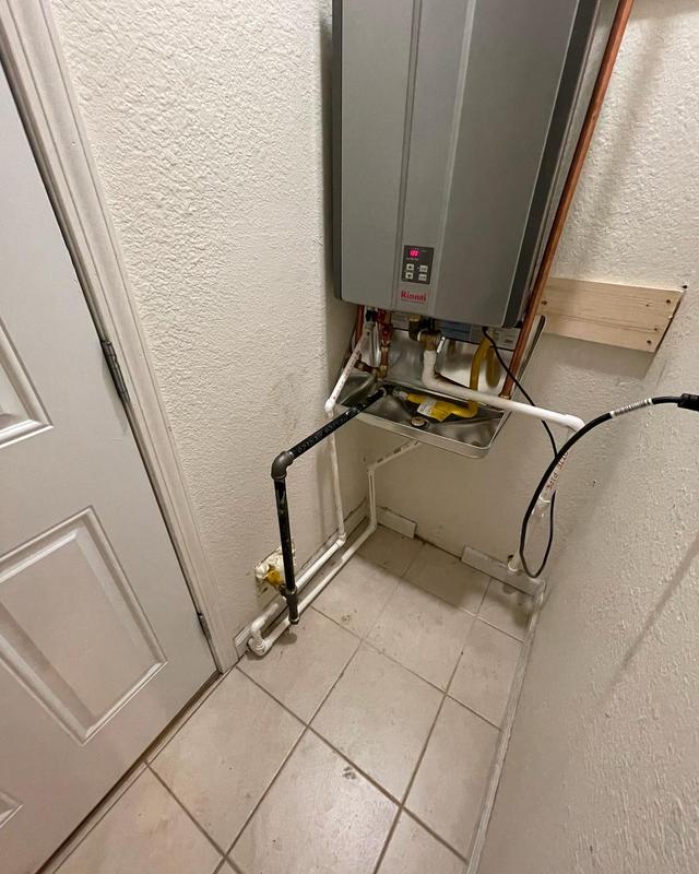 Rinnai Super High Efficiency Plus Residential 130000-BTU Exterior/Interior Tankless Water Heater ...