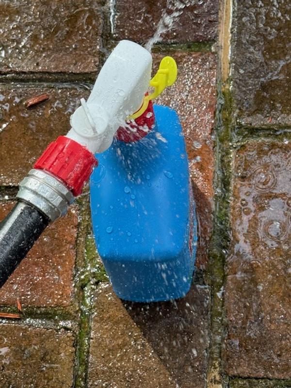 Windex Outdoor 128-fl oz Hose End Sprayer Glass Cleaner 320390 at Lowes.com