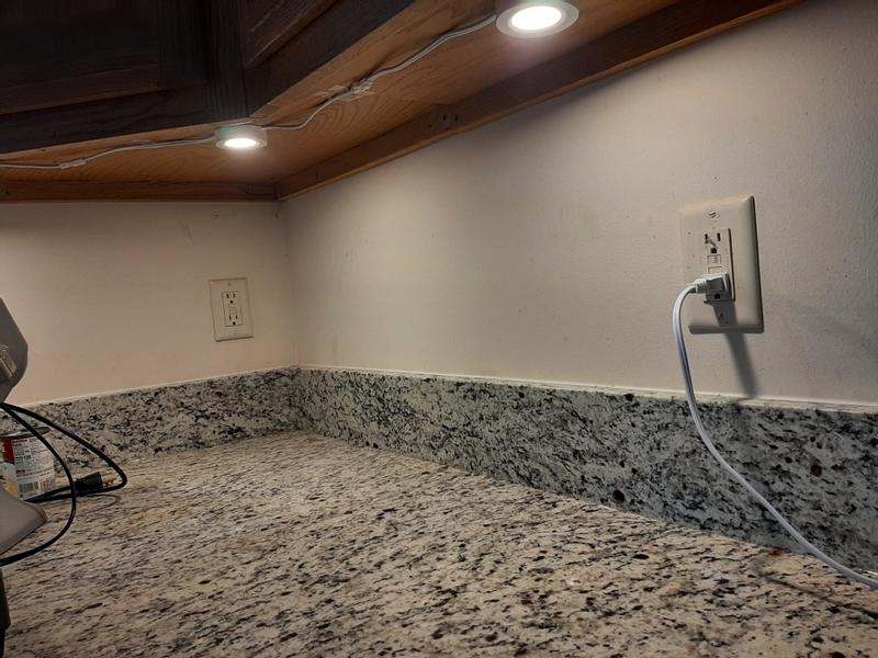 Utilitech Puck Light 3-Pack 2.75 Plug LED Under Cabinet Light Bar Light ...