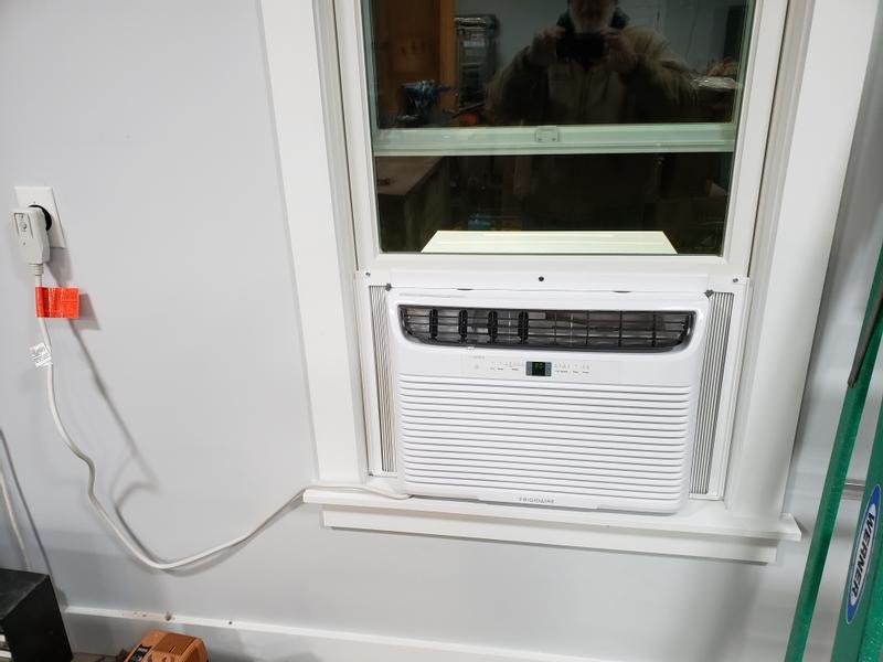 Frigidaire 1050-sq ft Window Air Conditioner with Heater with Remote ...