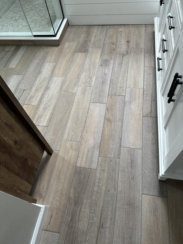 STAINMASTER Ferndale Oak 6-in x 24-in Matte Porcelain Wood Look Floor ...