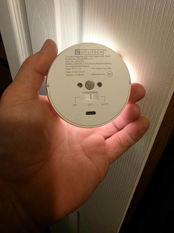 Utilitech 2-Pack 1-in Battery Operated Indoor LED Puck Light with ...