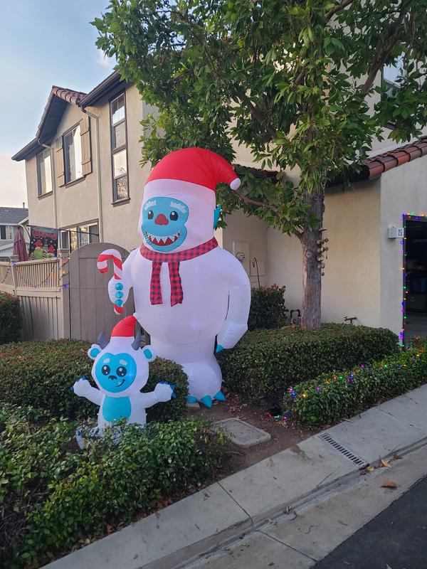 Holiday Living 9.5-ft Lighted Yeti Christmas Inflatable in the ...