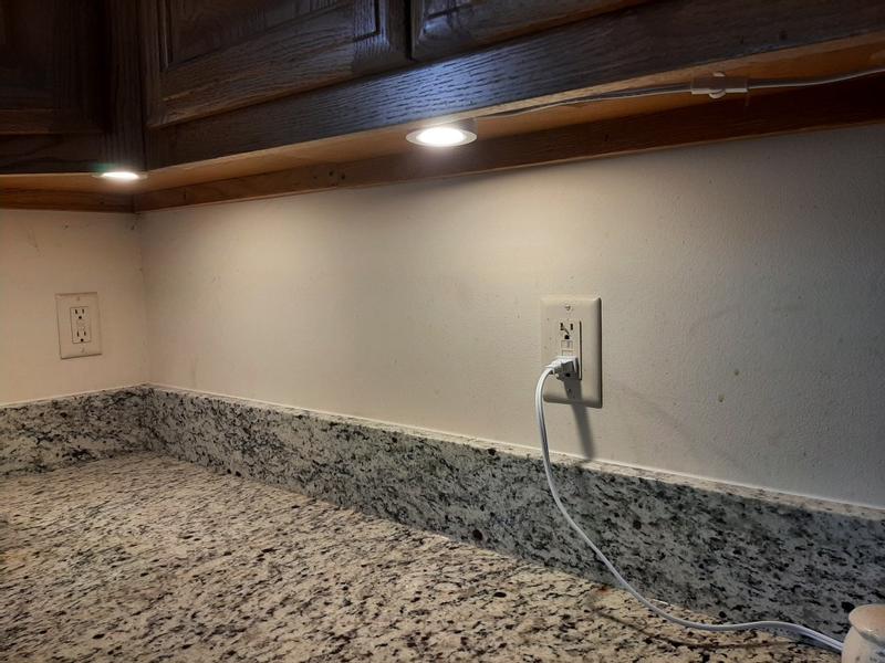 Utilitech Puck Light 3-Pack 2.75 Plug LED Under Cabinet Light Bar Light ...