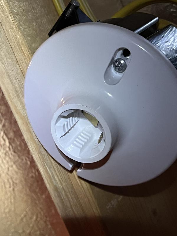 Eaton 660-Watt Plastic Keyless Ceiling Socket, White S1174W-SP-L at ...