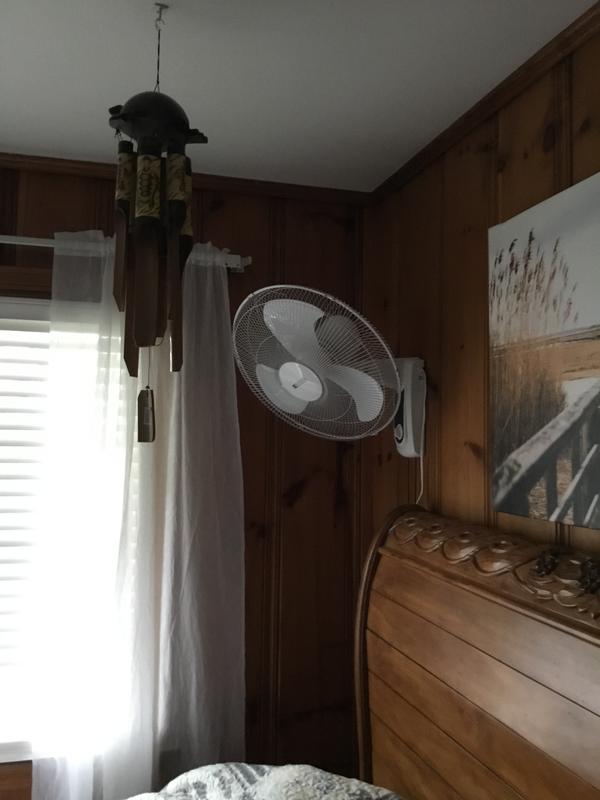 Utilitech 18-in Plug in Oscillation Indoor White Wall Mounted Fan in ...