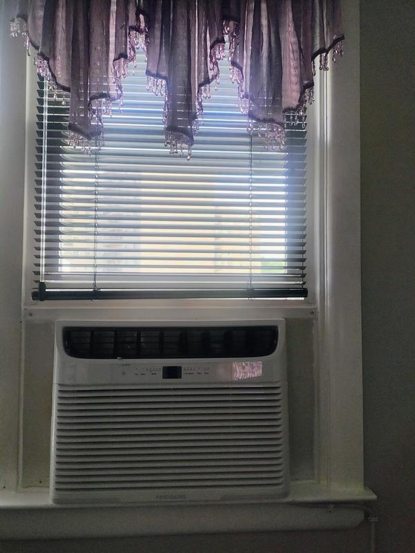 Frigidaire 1050-sq ft Window Air Conditioner with Heater with Remote ...